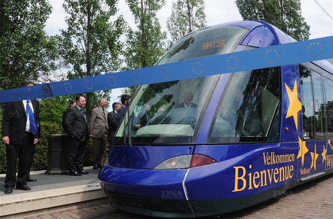 STRASBOURG Trois tramways bleu et or